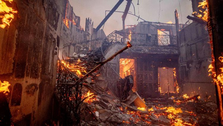 Hollywood Hills fire breaks out as deadly wildfires burn out of control ...