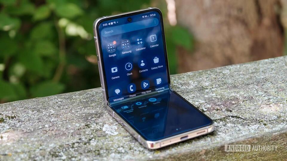 Galaxy Z Fold 5, Flip 5 owners are get their first taste of One UI 8 ...