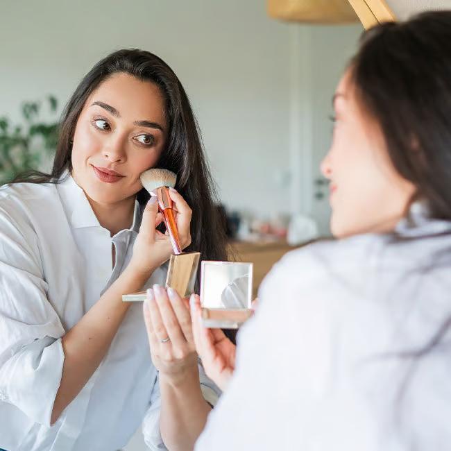 Want To Look ‘Years Younger’ Over 40? Try These 5 Simple & Easy Makeup ...
