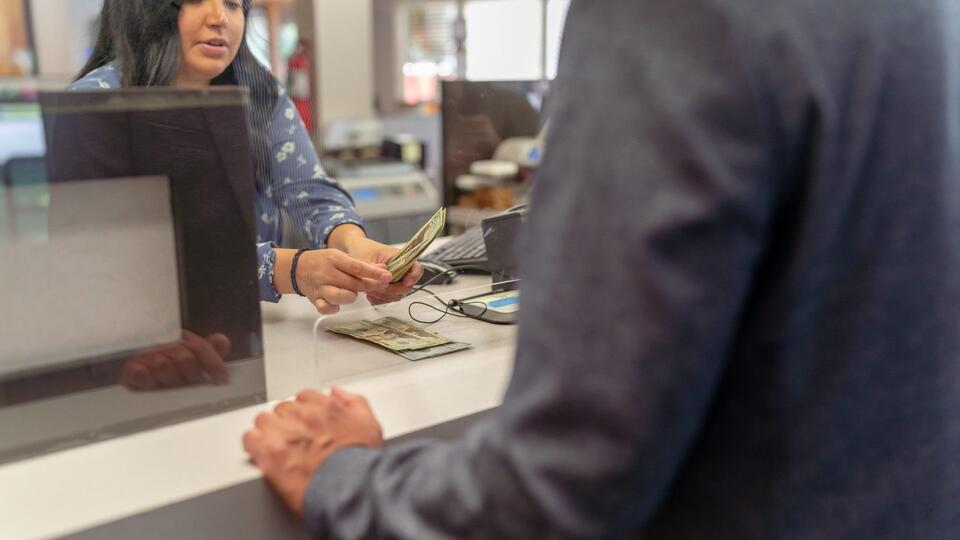 When You Should Get Your Cash Out of the Banks - NewsBreak
