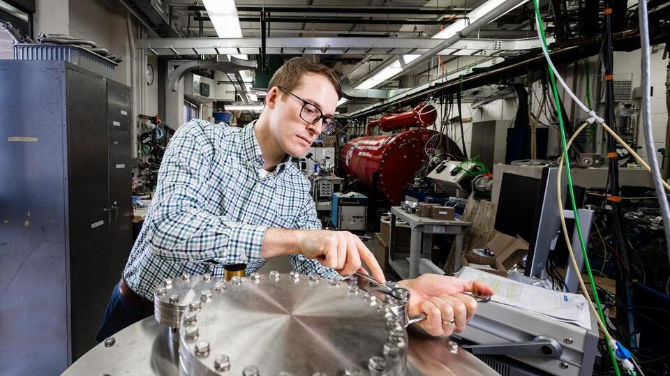 Engineers watch radiation-damaged nuclear reactor materials fix ...