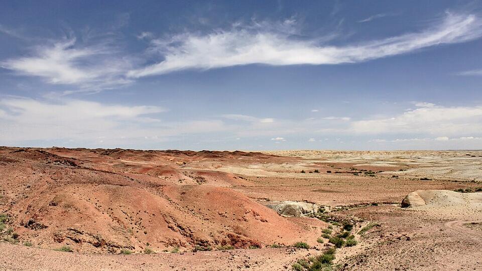 Therizinosaurus: The Clawed Herbivore That Looks Like a Movie Monster ...