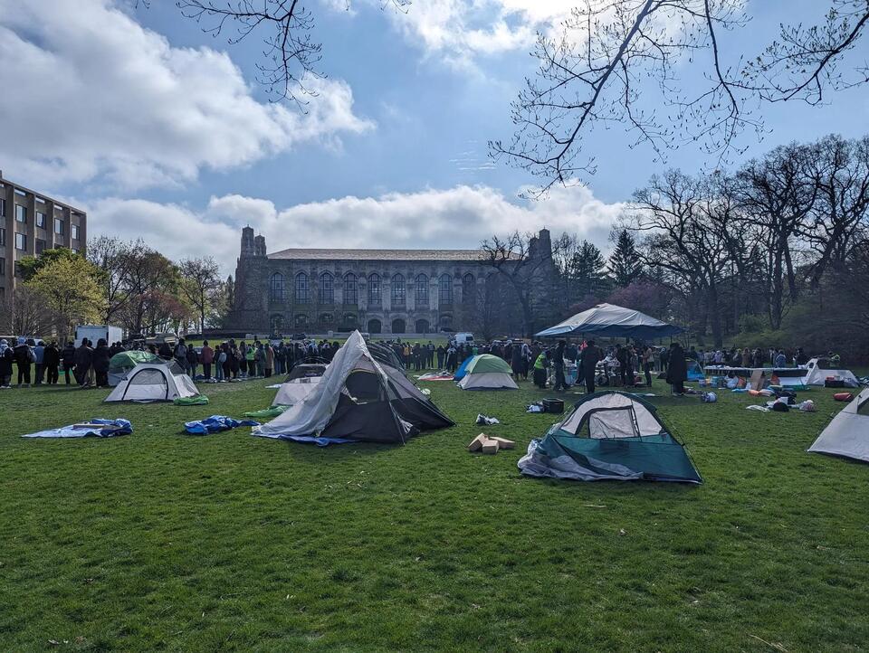 Northwestern students hold Gaza ceasefire protest on campus, setting up ...