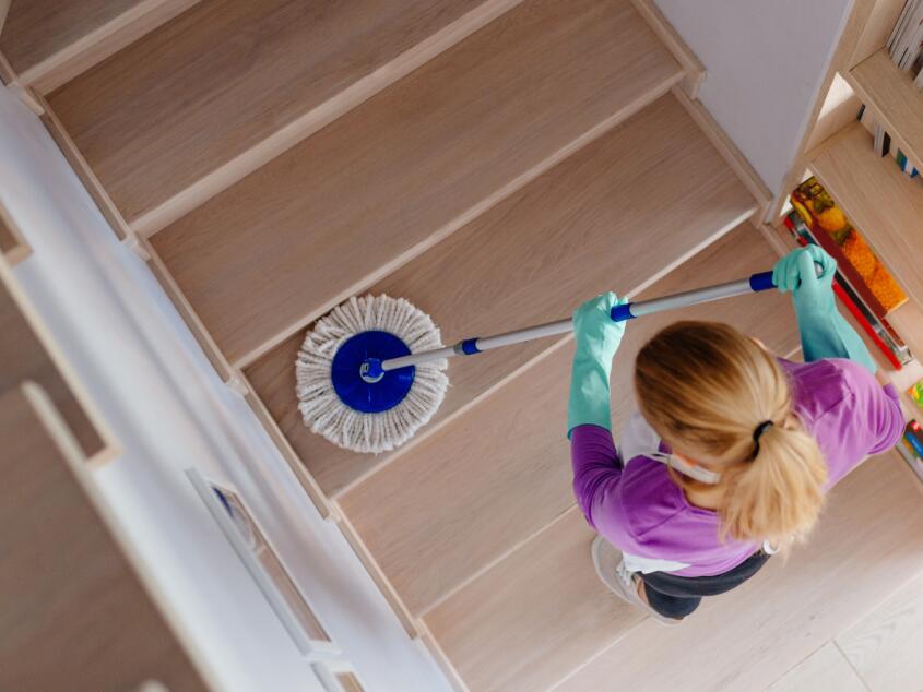 Woman’s 3-Step Process Will Have the Stairs Cleaned Without Making ...