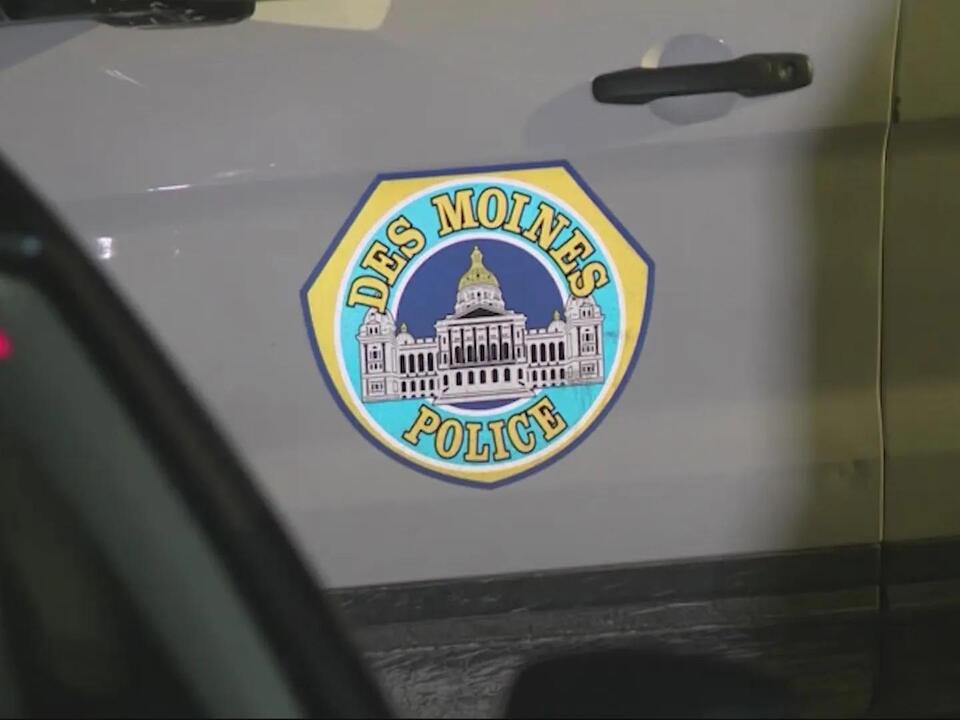 Stabbing victim dropped off at Des Moines hospital, DMPD investigating