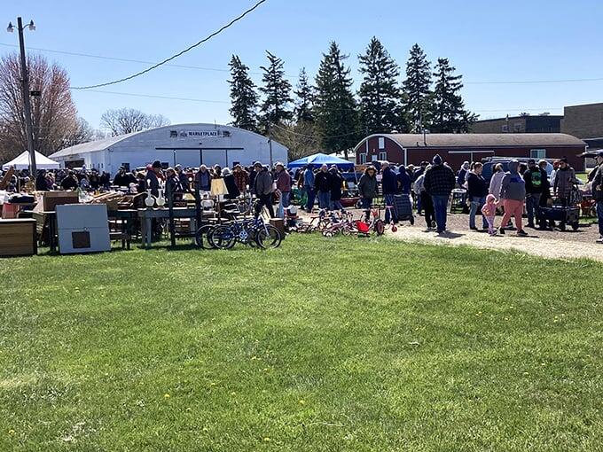 7 Massive Flea Markets In Wisconsin Where You Can Fill A Whole Cart For ...