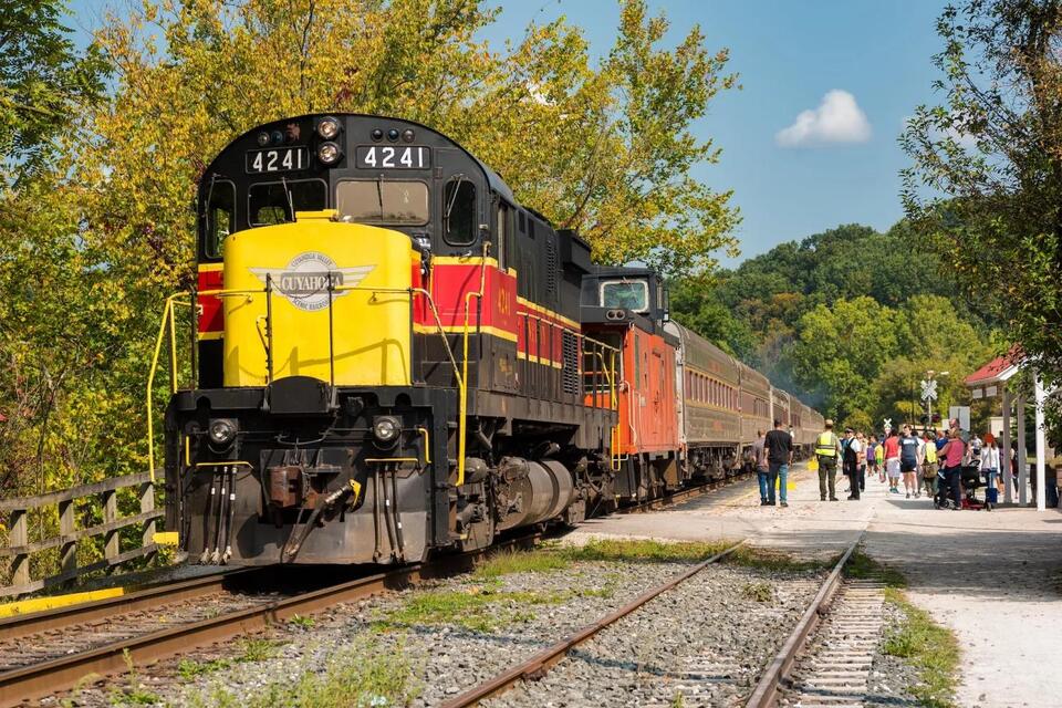 Ohio's Cuyahoga Valley Scenic Train Goes Electric - NewsBreak