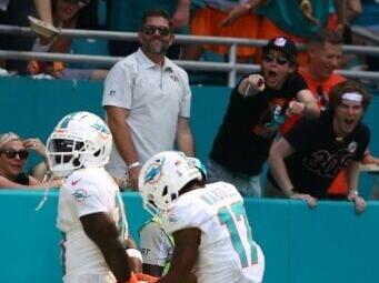 Tyreek Hill celebrates his touchdown by pretending to be handcuffed by ...