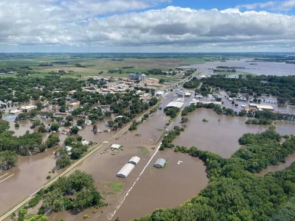 Water from flooded Upper Mississippi River offers relief after two ...