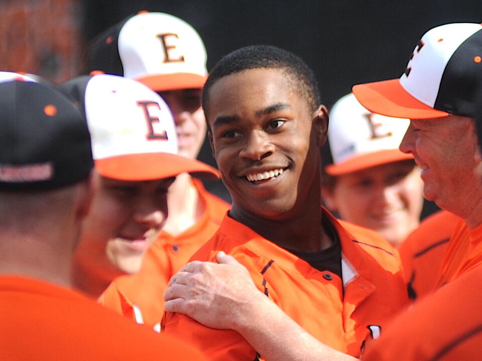 Echternach, Fink, Murphy team to no-hit Wi-Hi as Warriors advance