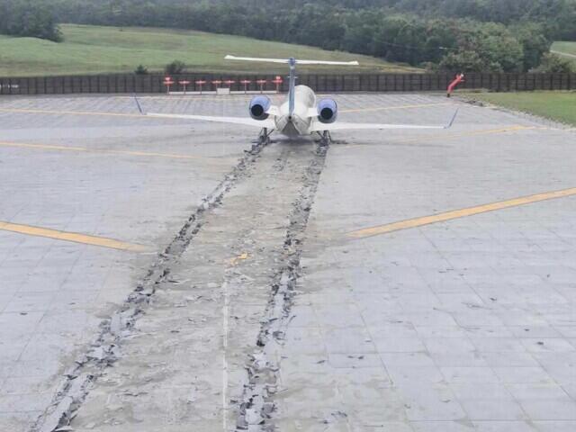 Plane stopped by safety zone at end of runway at Virginia airport ...