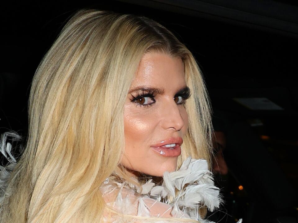 Jessica Simpson Teases Career Update in ‘Stunning’ Candlelit Photo That ...