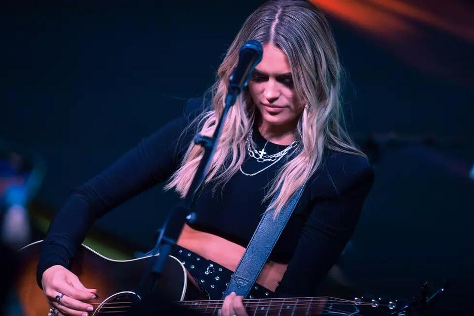 Alana Springsteen Loses Everything in Bus Fire - NewsBreak