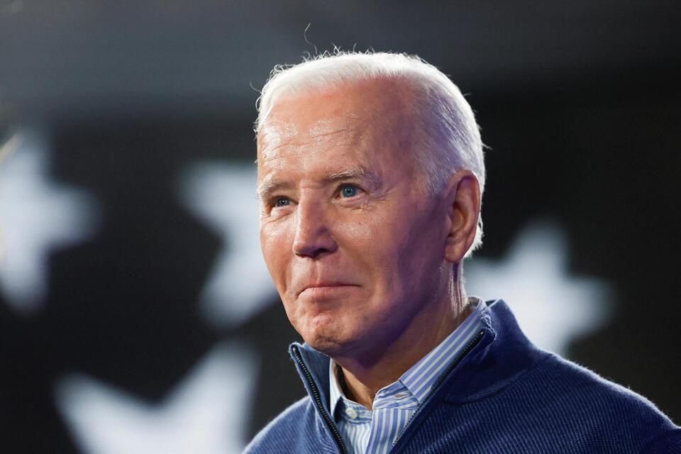 Biden rambles about watching Fox News, kids flipping him the bird in ...