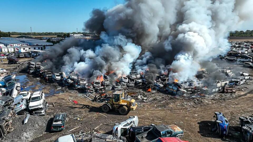 Video: South suburban junkyard fire produces flames, clouds of smoke ...