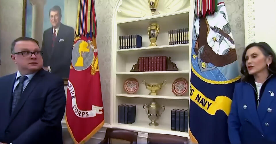 Democratic Gov. Mocked for Brutal Viral Photo of Her ‘Hiding’ Behind ...