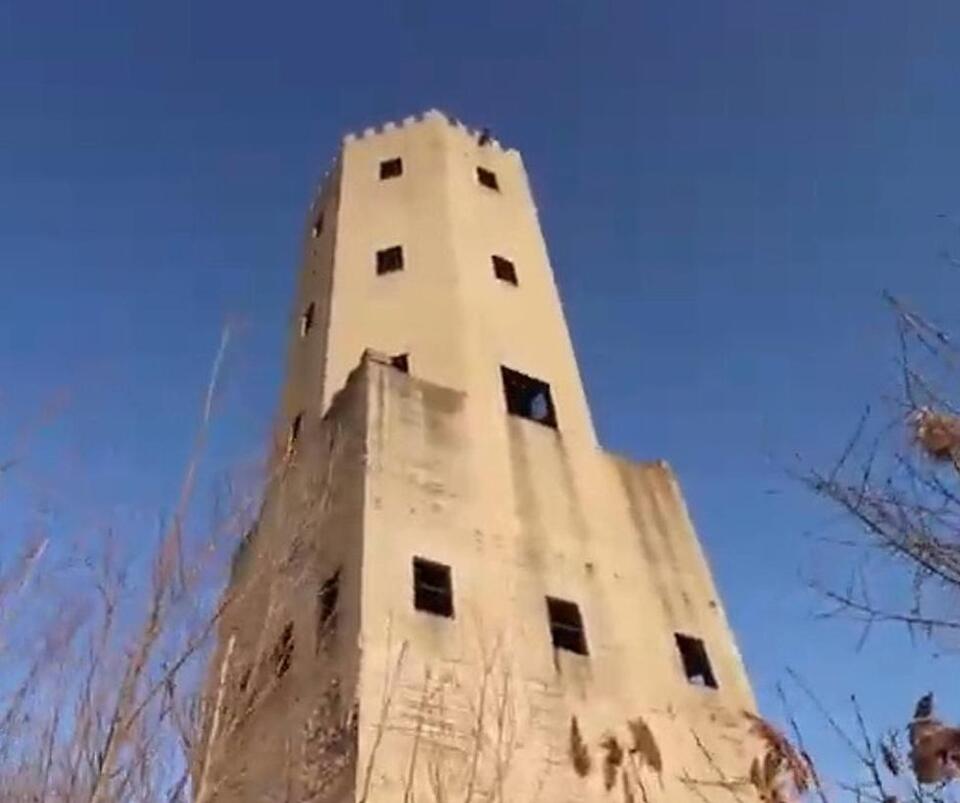 Unauthorized Look Inside Abandoned Bum’s Castle In Illinois - NewsBreak