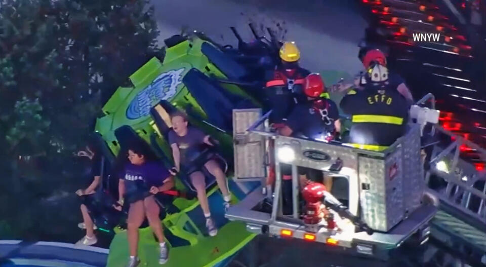 Horror At The Amusement Park — 15 Children Stuck Over 50 Feet In the ...