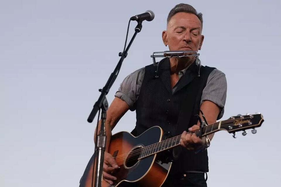 Bruce Springsteen Debuts 5 Songs Amid Huge Storm: Set List, Videos ...
