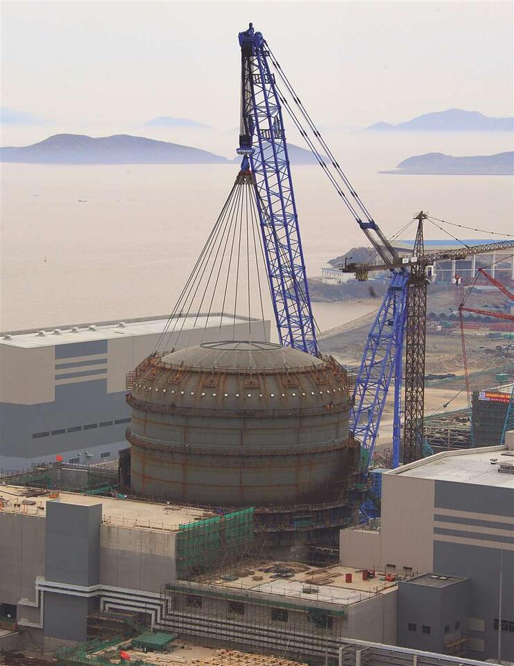 Mega cranes explained: the world’s largest lifting machines and who ...