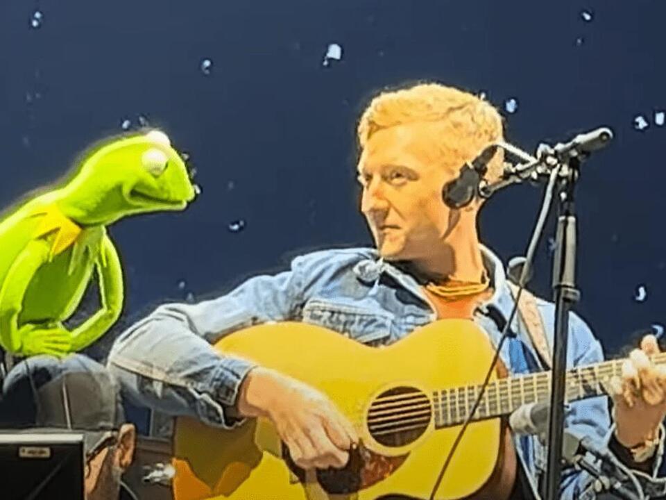 Tyler Childers Sings “Lady May” With Kermit The Frog At Madison Square ...