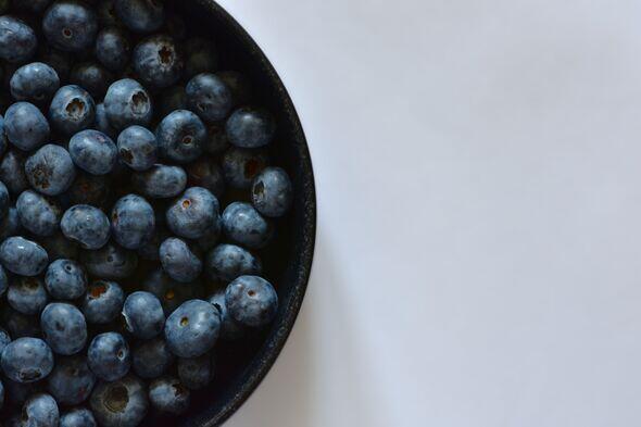 30 second blueberry cleaning hack with one kitchen item to prevent ...