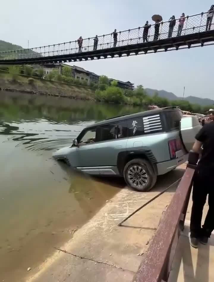 The BYD Yangwang U8 is able to float and propel itself (3 km/h) for 30 ...