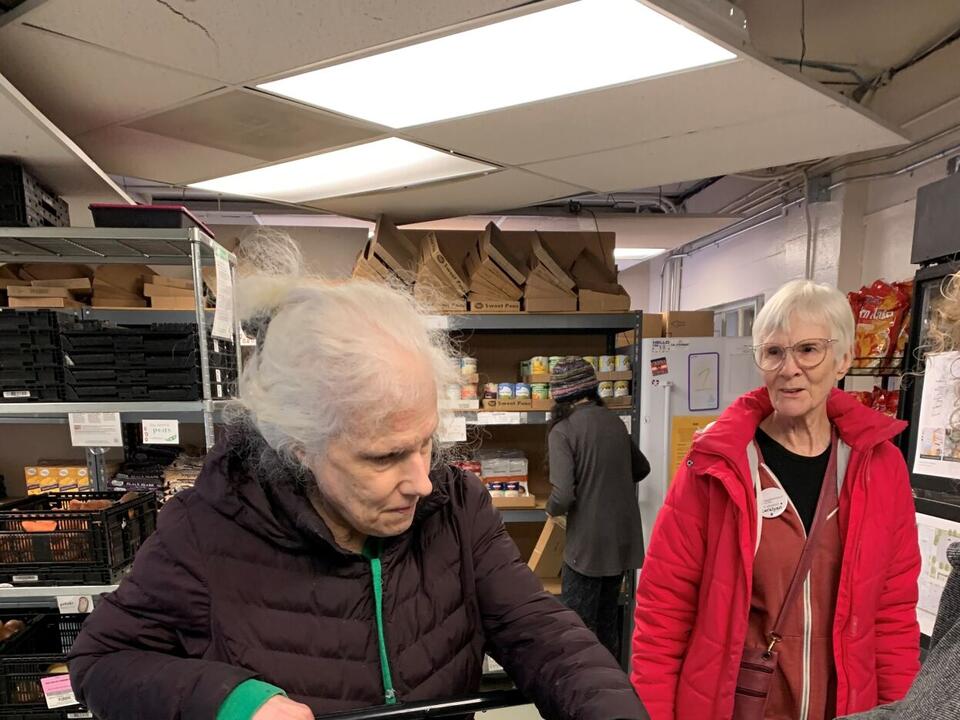 Increasing food, housing costs drives need at SW Portland free pantry