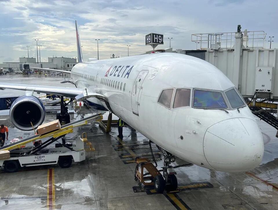 Delta Adjusts Inflight Service On Short Flights, 450 Daily Flights Lose ...