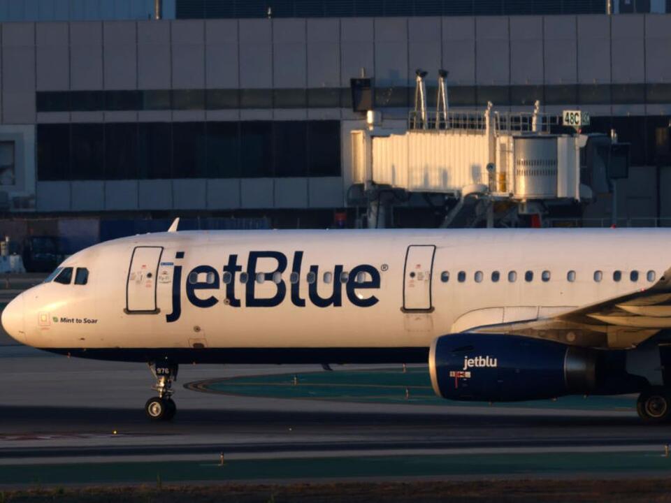 Jetblue Flight Forced to Make Emergency Landing After Smoke Alert