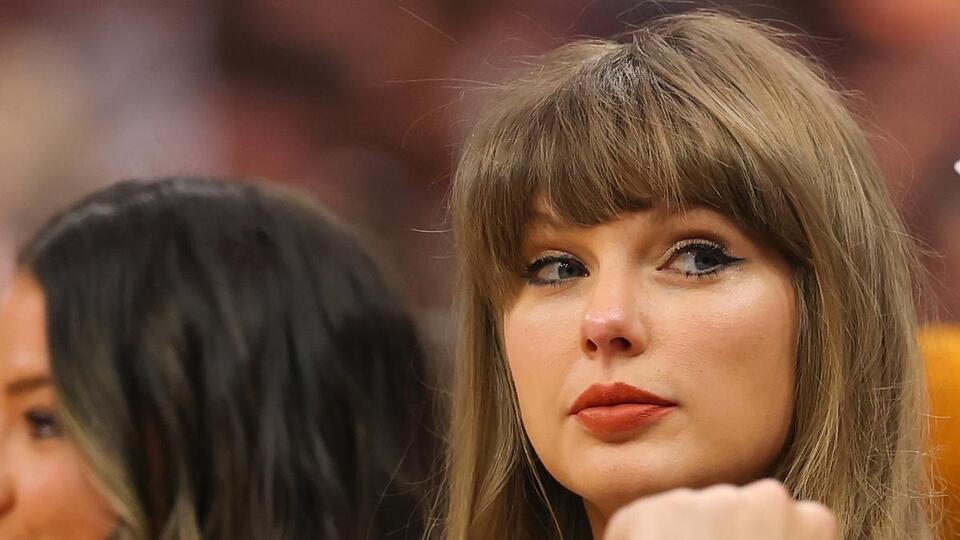 Taylor Swift’s Face Card at Knicks Game Has Fans Saying ‘It’s a 10 ...