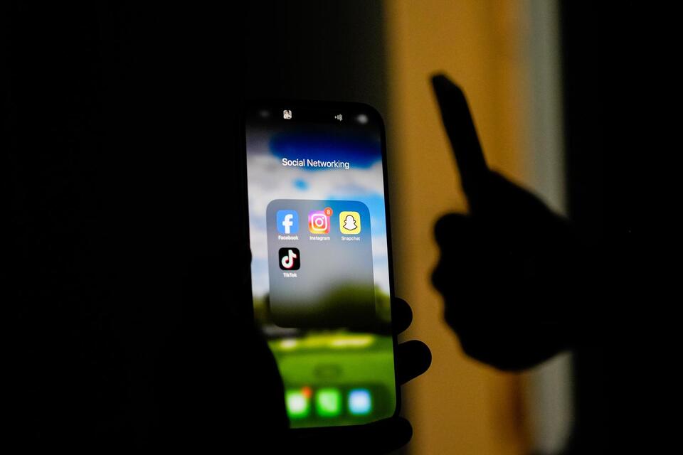 Social media must warn users of ‘profound’ health risks under new ...