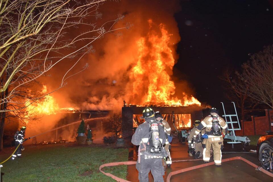 Home on Lake Norman destroyed by early morning fire (Photos) - NewsBreak