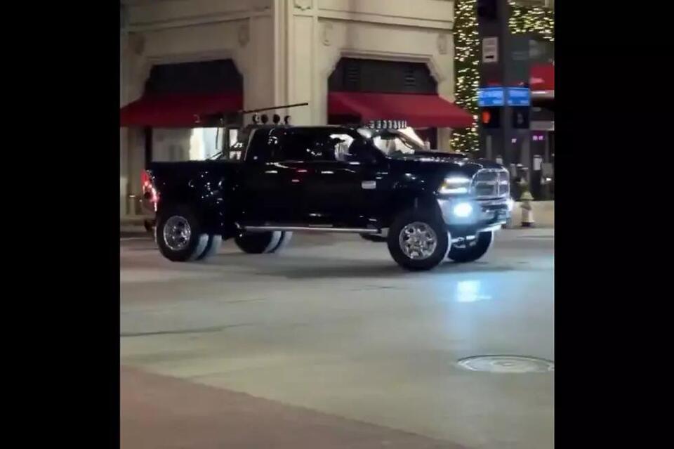 Pickup With Machine Gun in the Back is the Ultimate Texas Flex - NewsBreak