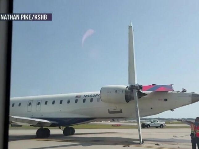 Delta plane clips another aircraft and appears to knock its tail off at ...
