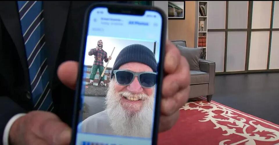 David Letterman Takes A Paul Bunyan Selfie During His Maine Visit ...