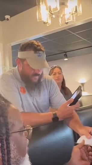 Restaurant owner's attempt to shame paying customers spectacularly ...