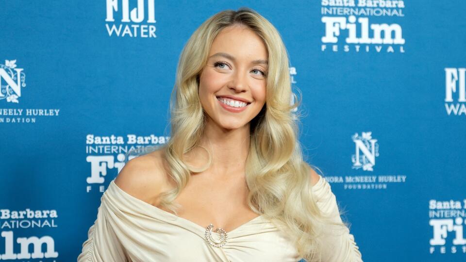 Sydney Sweeney Brings Major It-Girl Energy in Mini Skirt & Daring Top ...