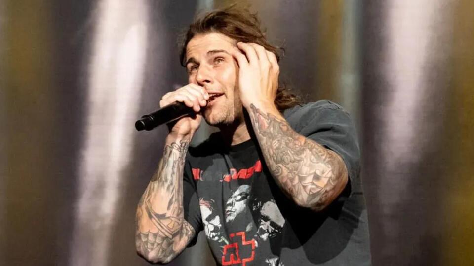 Avenged Sevenfold’s M. Shadows Shuts Down from Singing Due to Vocal ...