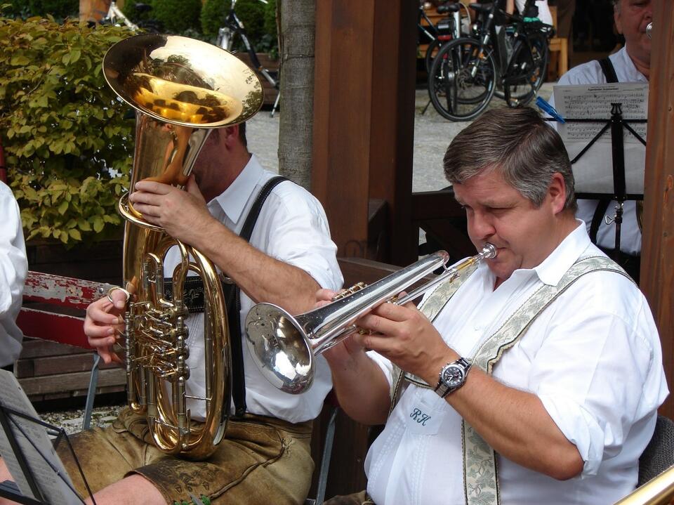 The Role of Traditional Bavarian Clothing in German Folk Music ...