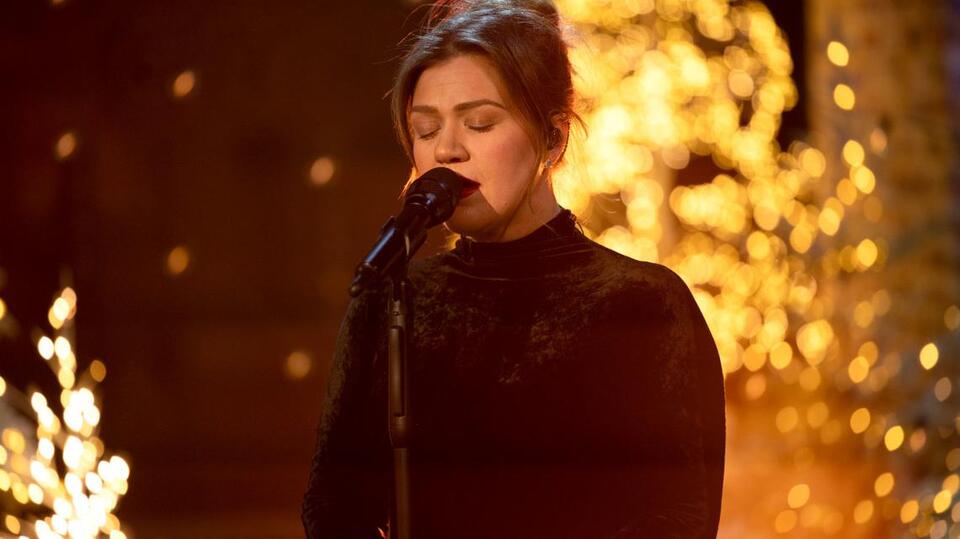 Kelly Clarkson Teases New Alternative Song She 'Just Got Approved' to ...