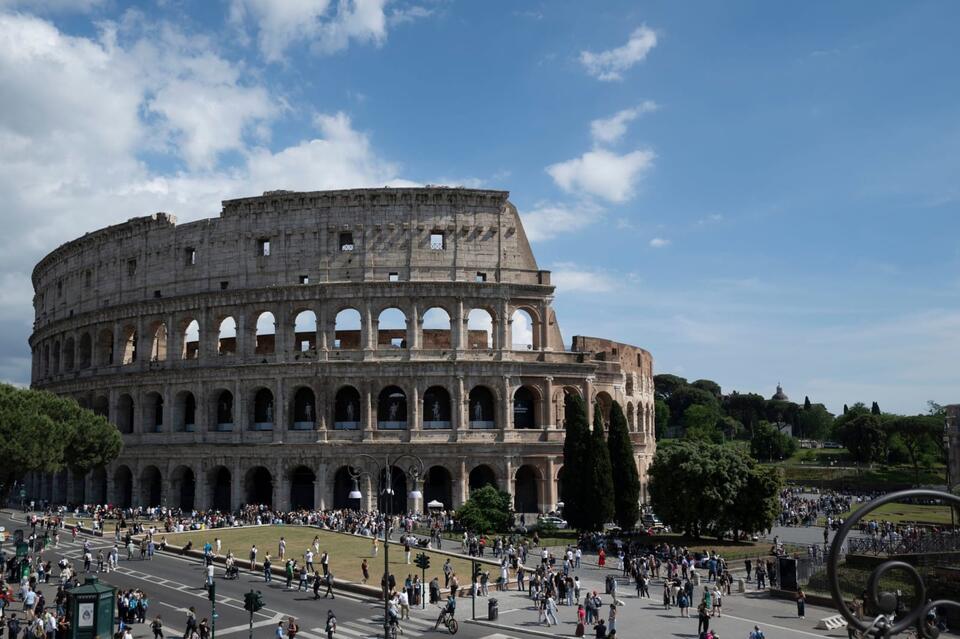 Italian tour guide collapses and dies in Rome's Colosseum - NewsBreak