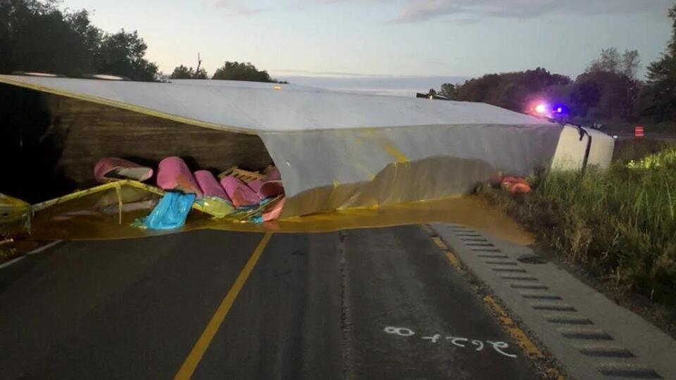 VIDEO: 46,000 pounds of apple sauce spills onto interstate after semi ...