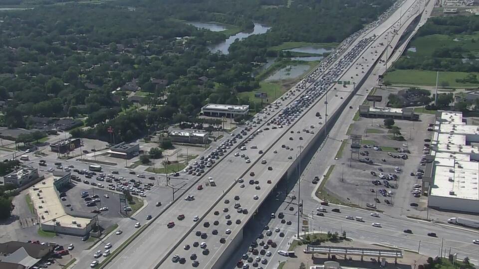 Multi-vehicle wreck has all lanes of Gulf Freeway southbound at FM 518 ...