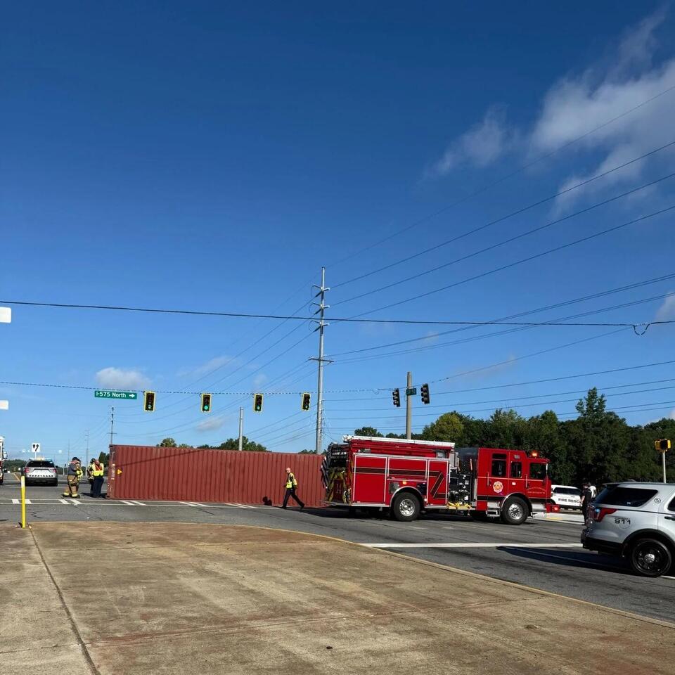 Woodstock Police: No injuries in 18-wheeler accident - NewsBreak