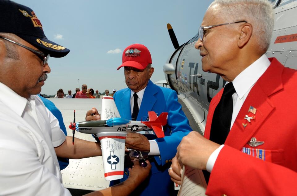 Award-winning combat pilot, one of last living Tuskegee Airmen, dies at ...