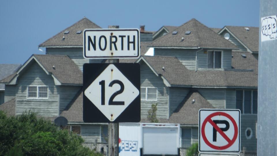 Sinking highway leaves 1,000 stranded as Outer Banks road collapses ...
