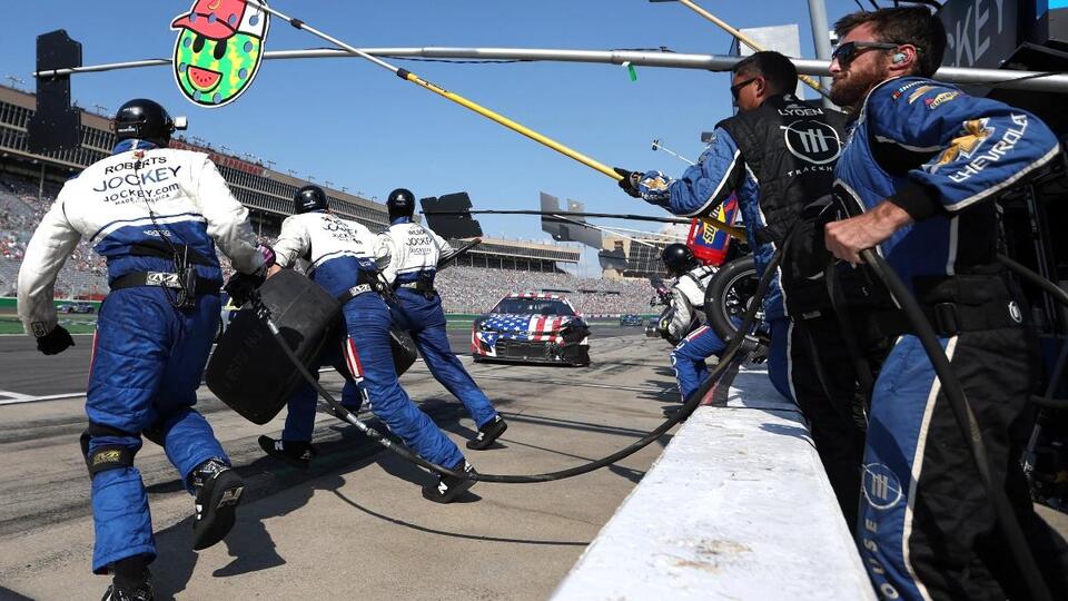 Ross Chastain’s pit crew stages fake TV interview with cardboard camera ...