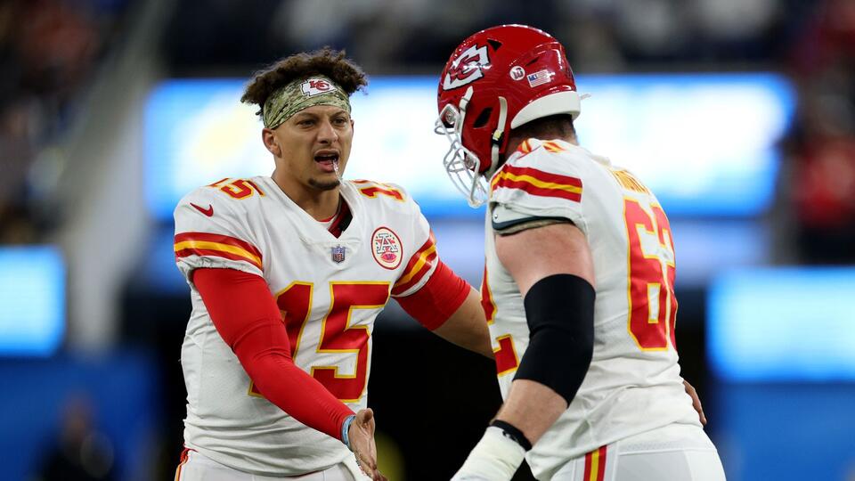 LOOK: Patrick Mahomes gifted his offensive line golf carts for ...