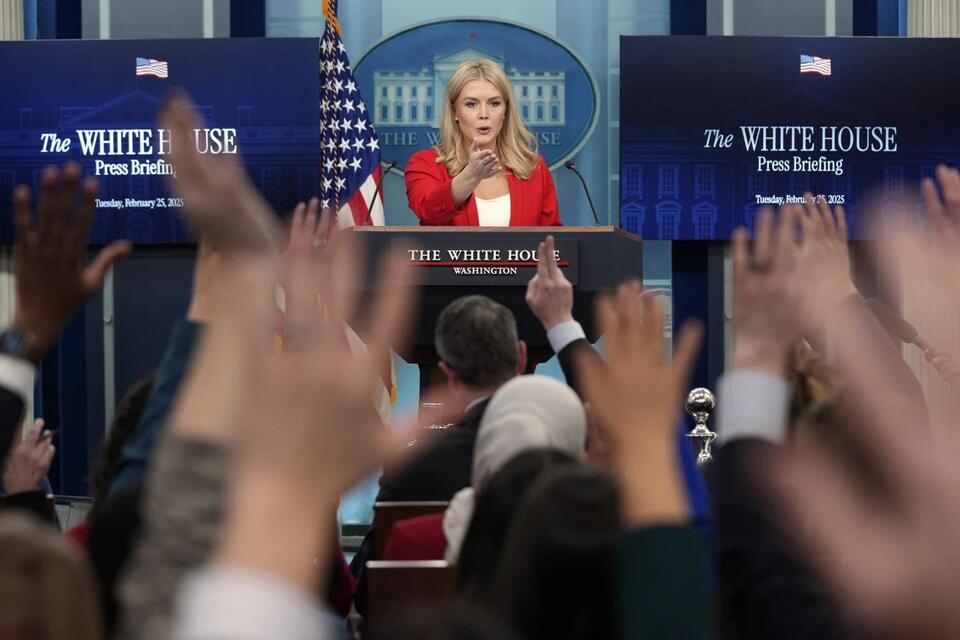 White House says it 'will decide' which news outlets cover Trump ...